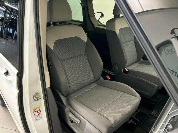White Volkswagen Multivan 2023 in Vilnius, with an engine capacity of 1.97 L and mileage of 150 thousand km for 35900 €, photo 8 on AUTOMOTO.COM.LV