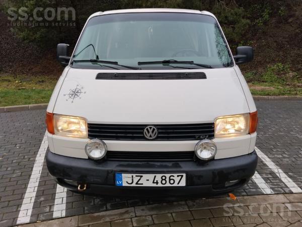 White Volkswagen Multivan 1999 in Ventspils, with an engine capacity of 2.50 L and mileage of 398 thousand km for 7300 €, photo 1 on AUTOMOTO.COM.LV
