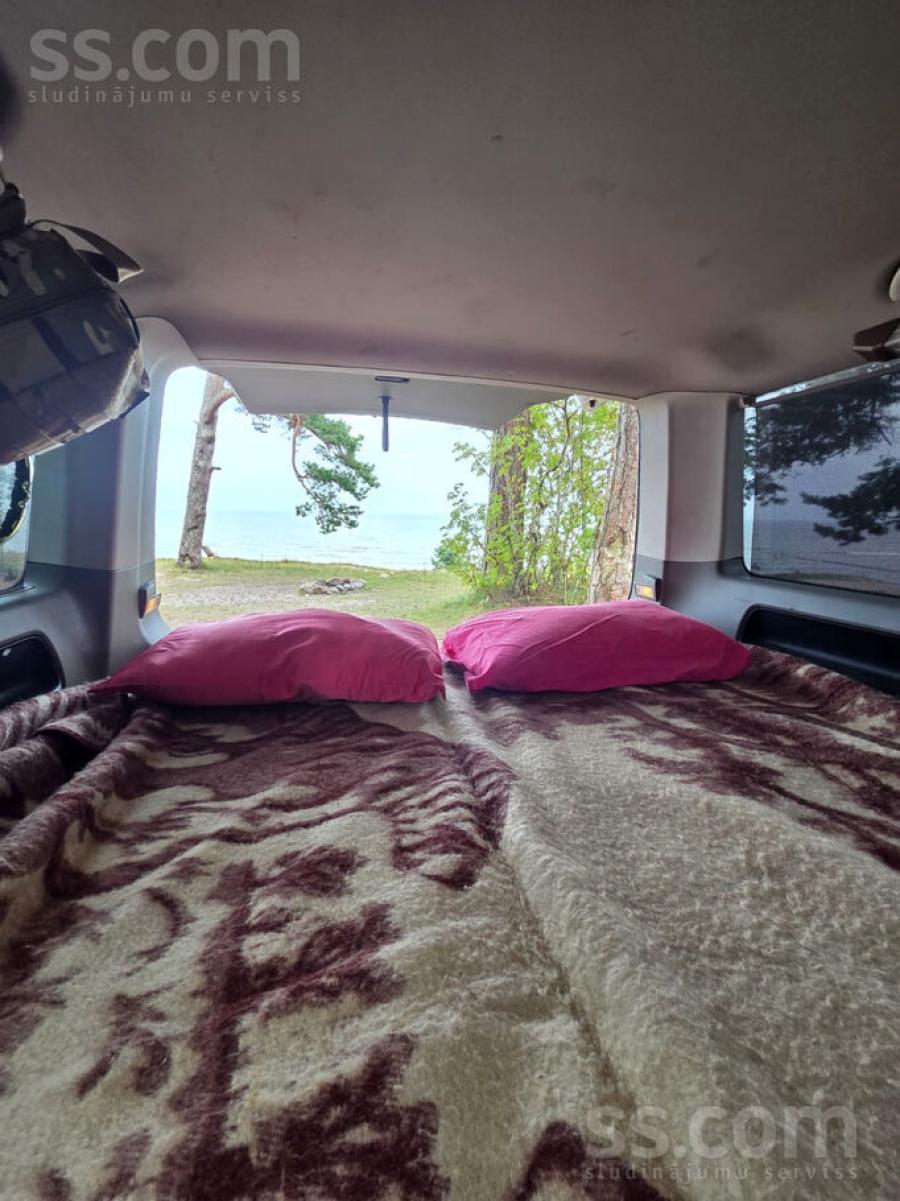 White Volkswagen Multivan 2007 in Jelgava, with an engine capacity of 2.50 L and mileage of 350 thousand km for 6100 €, photo 8 on AUTOMOTO.COM.LV