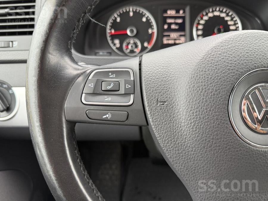 Balts Volkswagen Multivan 2013 Liepāja, ar dzinēja tilpumu 2.00 L un nobraukumu 361 tūkst. km par 19900 €, foto 26 vietnē AUTOMOTO.COM.LV