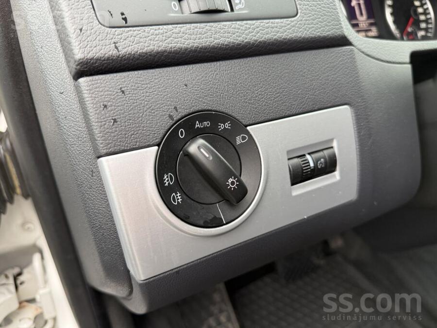 Balts Volkswagen Multivan 2013 Liepāja, ar dzinēja tilpumu 2.00 L un nobraukumu 361 tūkst. km par 19900 €, foto 29 vietnē AUTOMOTO.COM.LV