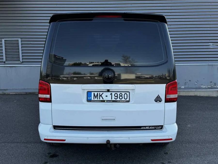 White Volkswagen Multivan 2015 in Riga, with an engine capacity of 2.00 L and mileage of 210 thousand km for 19500 €, photo 5 on AUTOMOTO.COM.LV
