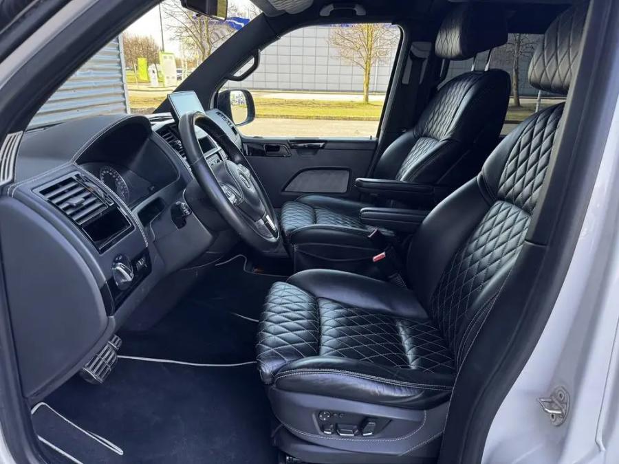White Volkswagen Multivan 2015 in Riga, with an engine capacity of 2.00 L and mileage of 210 thousand km for 19500 €, photo 10 on AUTOMOTO.COM.LV
