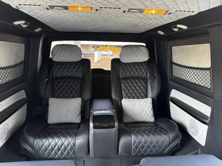 White Volkswagen Multivan 2015 in Riga, with an engine capacity of 2.00 L and mileage of 210 thousand km for 19500 €, photo 15 on AUTOMOTO.COM.LV