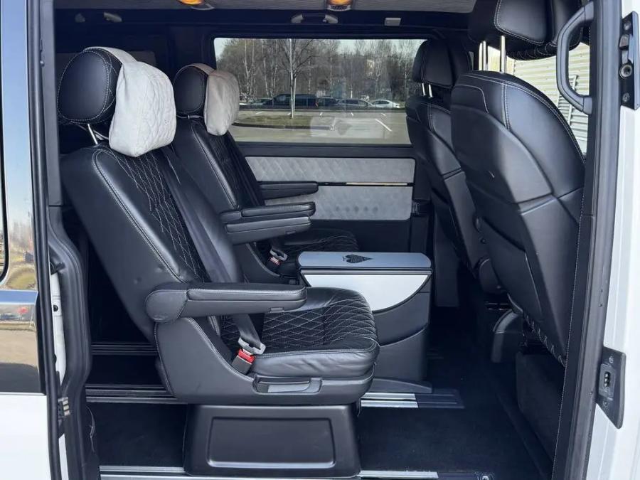 White Volkswagen Multivan 2015 in Riga, with an engine capacity of 2.00 L and mileage of 210 thousand km for 19500 €, photo 16 on AUTOMOTO.COM.LV