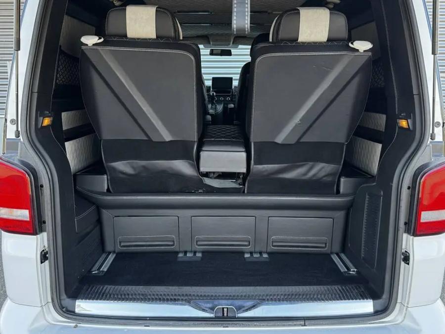 White Volkswagen Multivan 2015 in Riga, with an engine capacity of 2.00 L and mileage of 210 thousand km for 19500 €, photo 20 on AUTOMOTO.COM.LV