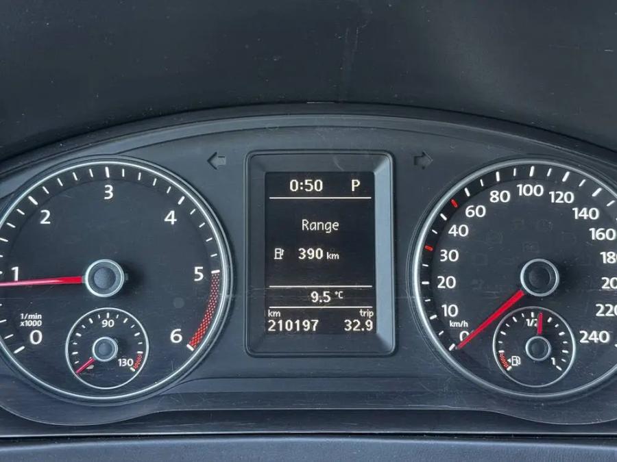 White Volkswagen Multivan 2015 in Riga, with an engine capacity of 2.00 L and mileage of 210 thousand km for 19500 €, photo 22 on AUTOMOTO.COM.LV