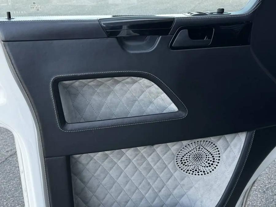 White Volkswagen Multivan 2015 in Riga, with an engine capacity of 2.00 L and mileage of 210 thousand km for 19500 €, photo 30 on AUTOMOTO.COM.LV