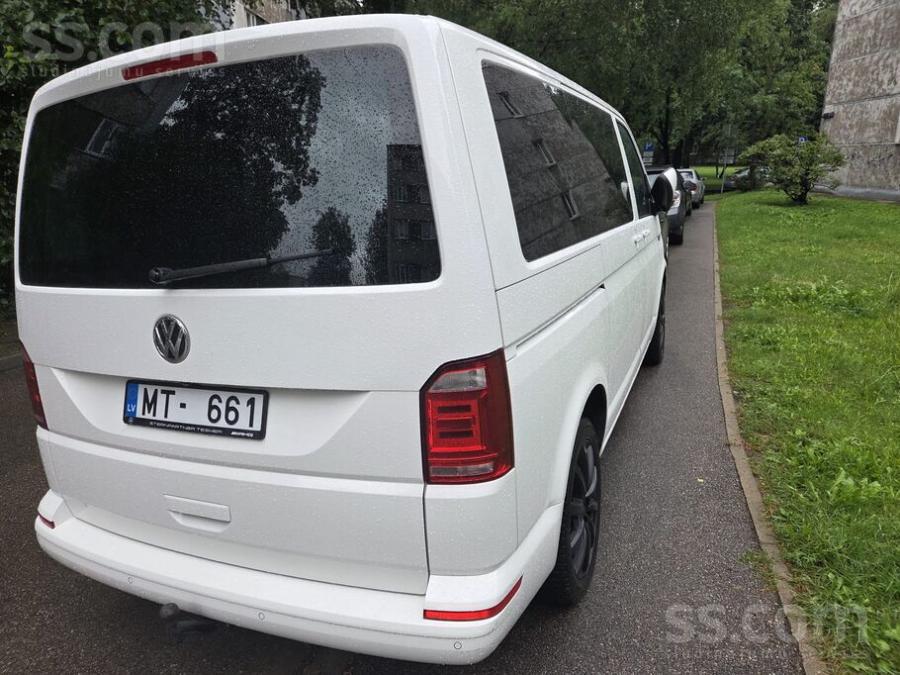 White Volkswagen Multivan 2018 in Riga, with an engine capacity of 2.00 L and mileage of 216 thousand km for 27000 €, photo 4 on AUTOMOTO.COM.LV