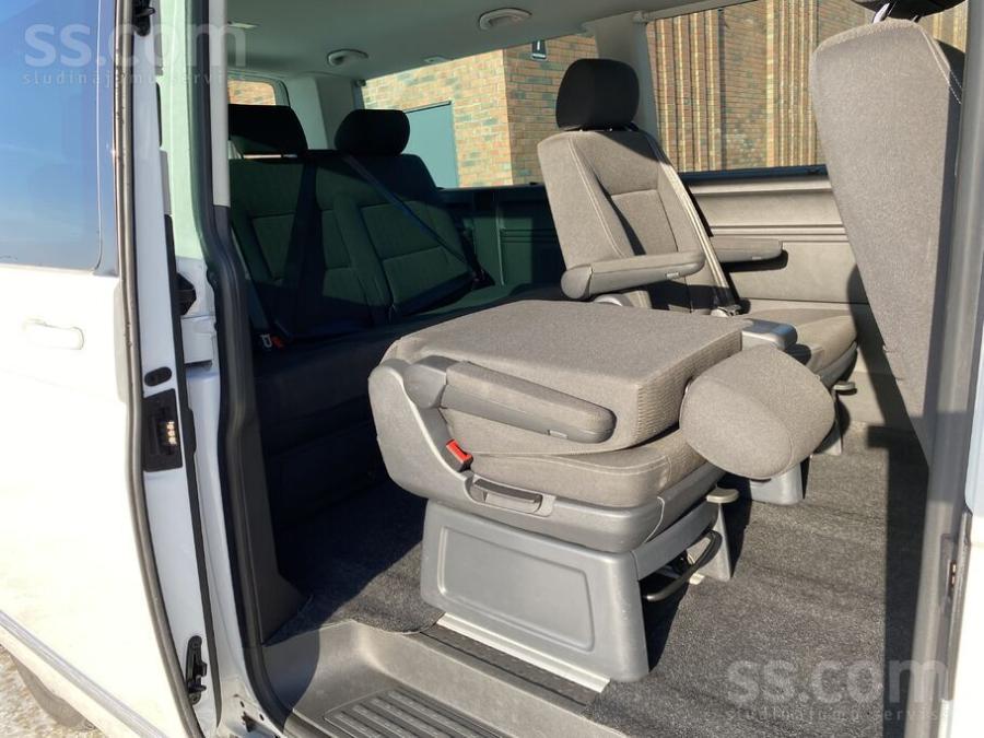 Balts Volkswagen Multivan 2019 Rīga, ar dzinēja tilpumu 2.00 L un nobraukumu 131 tūkst. km par 36900 €, foto 20 vietnē AUTOMOTO.COM.LV