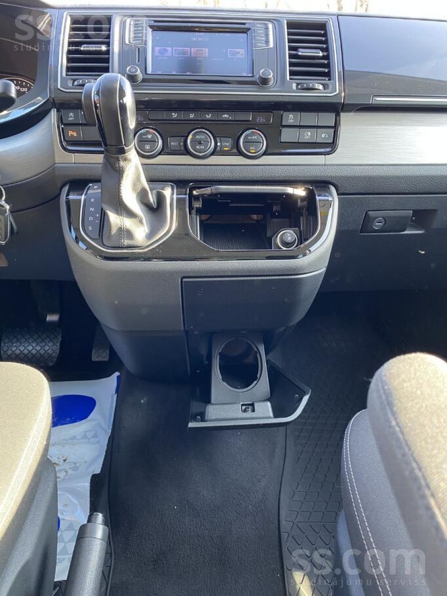 Balts Volkswagen Multivan 2019 Rīga, ar dzinēja tilpumu 2.00 L un nobraukumu 131 tūkst. km par 36900 €, foto 27 vietnē AUTOMOTO.COM.LV