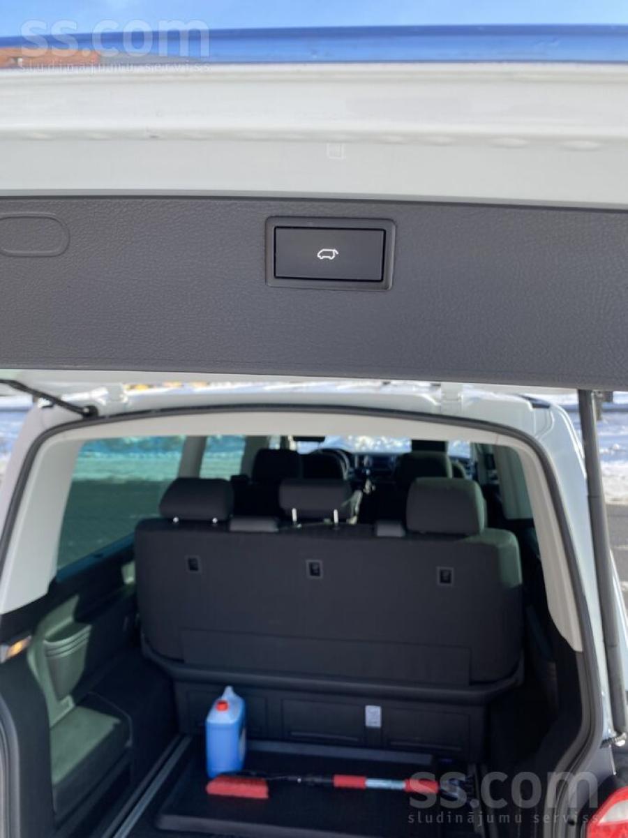 Balts Volkswagen Multivan 2019 Rīga, ar dzinēja tilpumu 2.00 L un nobraukumu 131 tūkst. km par 36900 €, foto 35 vietnē AUTOMOTO.COM.LV