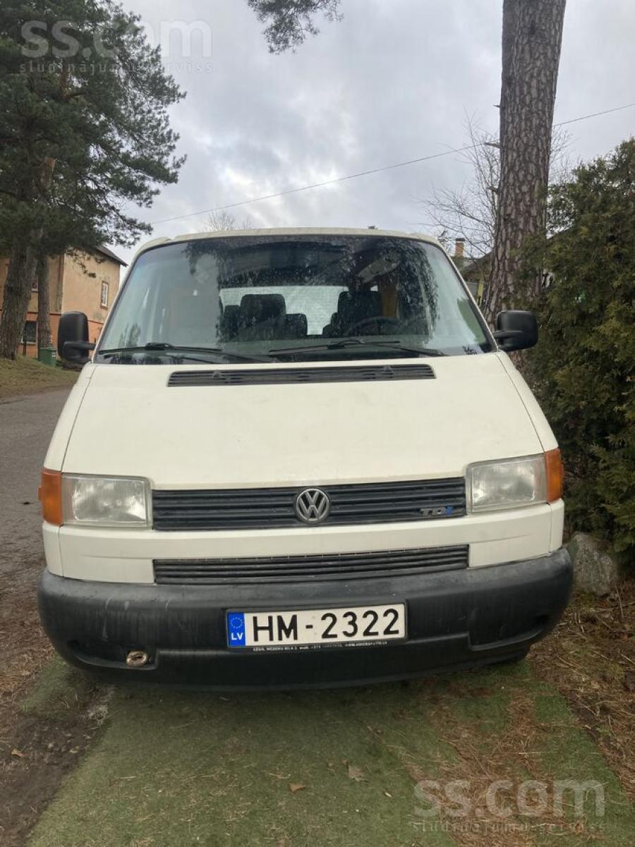 White Volkswagen Multivan 1999 in Riga, with an engine capacity of 2.50 L and mileage of 332 thousand km for 3500 €, photo 2 on AUTOMOTO.COM.LV