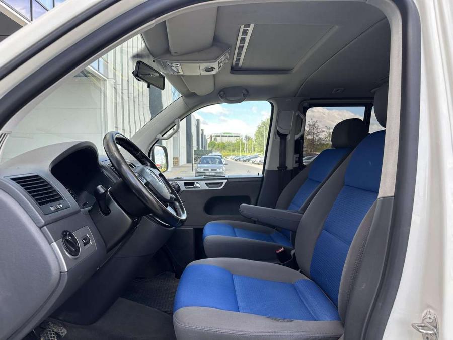White Volkswagen Multivan 2008 in Vilnius, with an engine capacity of 2.50 L and mileage of 327 thousand km for 6700 €, photo 9 on AUTOMOTO.COM.LV
