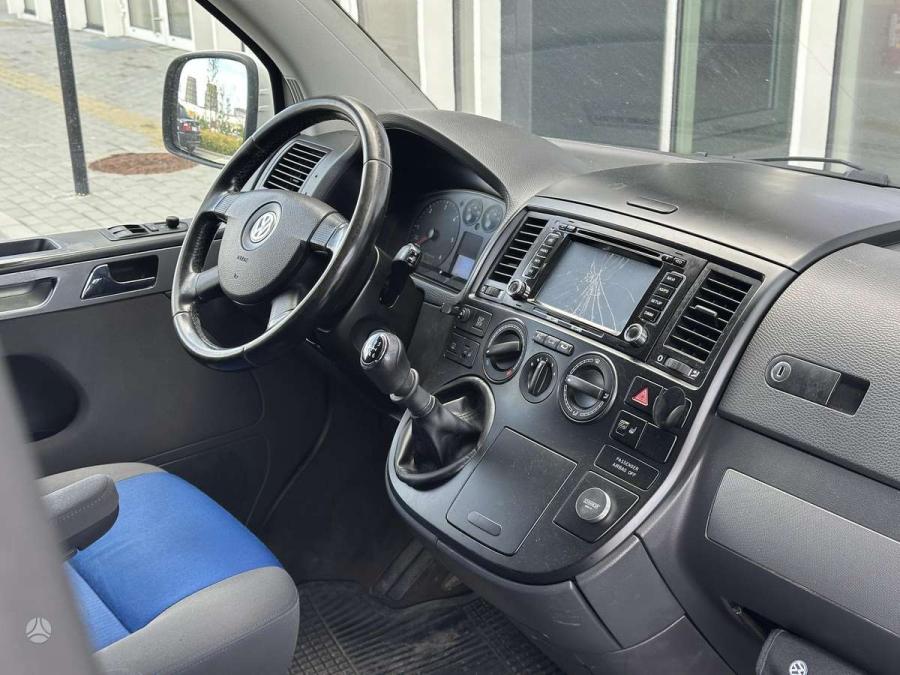 White Volkswagen Multivan 2008 in Vilnius, with an engine capacity of 2.50 L and mileage of 327 thousand km for 6700 €, photo 14 on AUTOMOTO.COM.LV