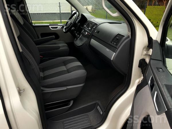 White Volkswagen Multivan 2009 in Jelgava, with an engine capacity of 2.50 L and mileage of 307 thousand km for 9996 €, photo 7 on AUTOMOTO.COM.LV