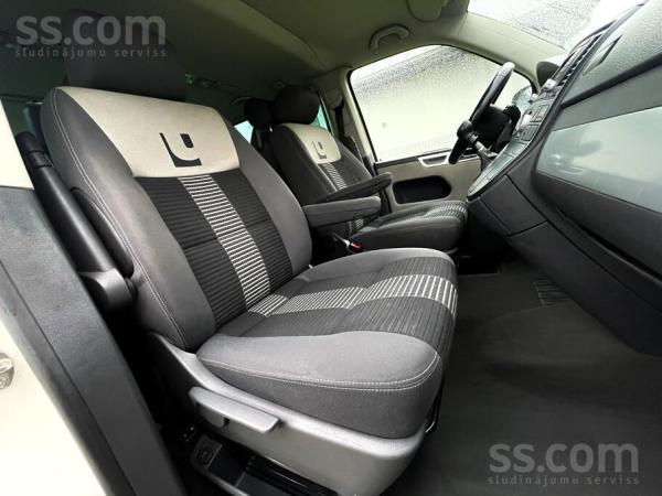 White Volkswagen Multivan 2009 in Jelgava, with an engine capacity of 2.50 L and mileage of 307 thousand km for 9996 €, photo 8 on AUTOMOTO.COM.LV