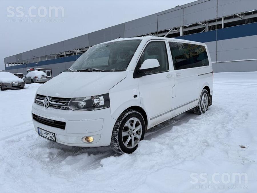 White Volkswagen Multivan 2010 in Daugavpils, with an engine capacity of 2.00 L and mileage of 374 thousand km for 12950 €, photo 1 on AUTOMOTO.COM.LV