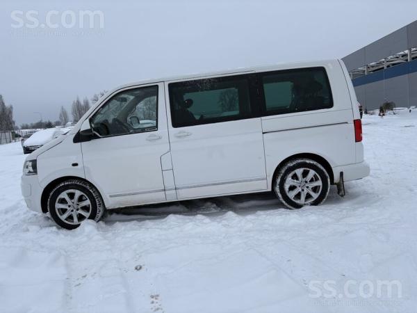 White Volkswagen Multivan 2010 in Daugavpils, with an engine capacity of 2.00 L and mileage of 374 thousand km for 12950 €, photo 2 on AUTOMOTO.COM.LV
