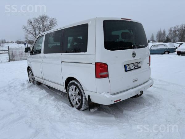 White Volkswagen Multivan 2010 in Daugavpils, with an engine capacity of 2.00 L and mileage of 374 thousand km for 12950 €, photo 3 on AUTOMOTO.COM.LV