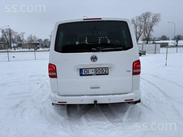 White Volkswagen Multivan 2010 in Daugavpils, with an engine capacity of 2.00 L and mileage of 374 thousand km for 12950 €, photo 4 on AUTOMOTO.COM.LV
