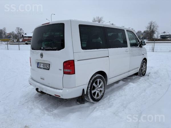 White Volkswagen Multivan 2010 in Daugavpils, with an engine capacity of 2.00 L and mileage of 374 thousand km for 12950 €, photo 5 on AUTOMOTO.COM.LV