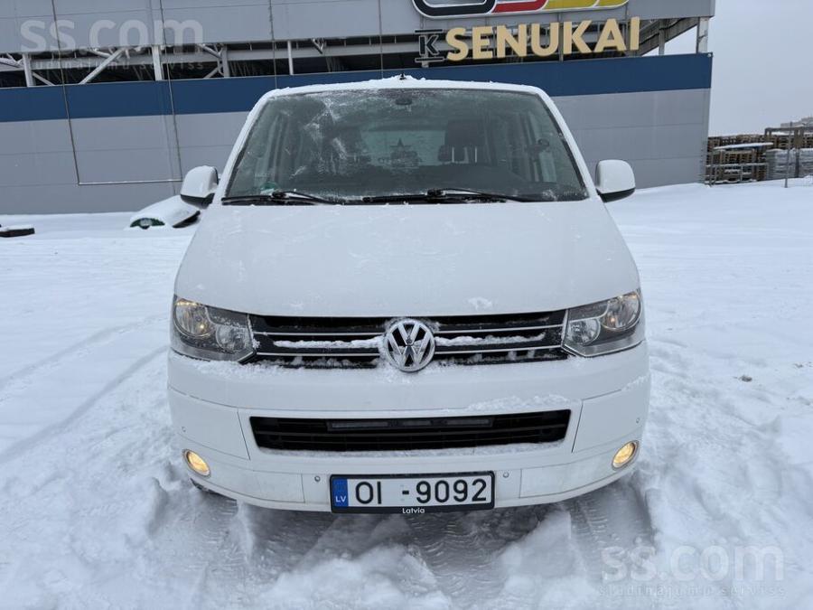 White Volkswagen Multivan 2010 in Daugavpils, with an engine capacity of 2.00 L and mileage of 374 thousand km for 12950 €, photo 8 on AUTOMOTO.COM.LV