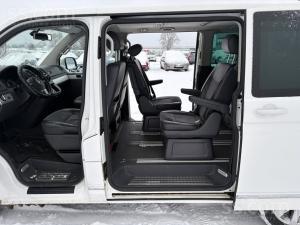 White Volkswagen Multivan 2010 in Daugavpils, with an engine capacity of 2.00 L and mileage of 374 thousand km for 12950 €, photo 28 on AUTOMOTO.COM.LV