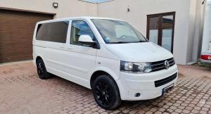 Balts Volkswagen Multivan 2010 Mažeikiai, ar dzinēja tilpumu 1.97 L un nobraukumu 352 tūkst. km par 8900 €, foto  vietnē AUTOMOTO.COM.LV