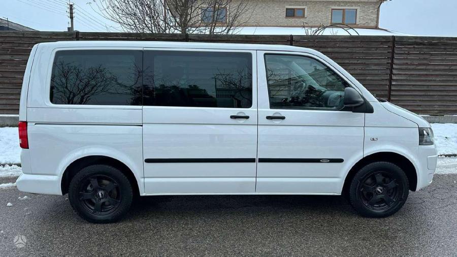 White Volkswagen Multivan 2011 in Vilnius, with an engine capacity of 1.97 L and mileage of 275 thousand km for 12190 €, photo 5 on AUTOMOTO.COM.LV