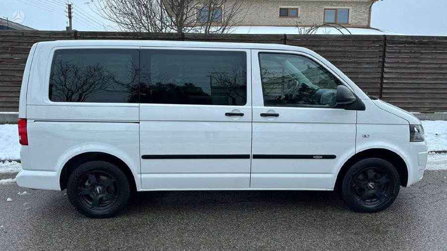 White Volkswagen Multivan 2011 in Vilnius, with an engine capacity of 1.97 L and mileage of 275 thousand km for 12190 €, photo 5 on AUTOMOTO.COM.LV