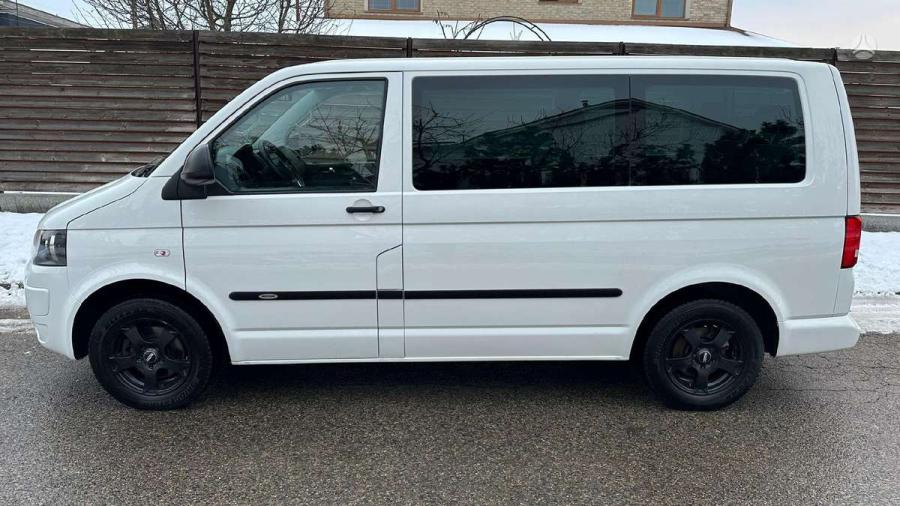 White Volkswagen Multivan 2011 in Vilnius, with an engine capacity of 1.97 L and mileage of 275 thousand km for 12190 €, photo 9 on AUTOMOTO.COM.LV