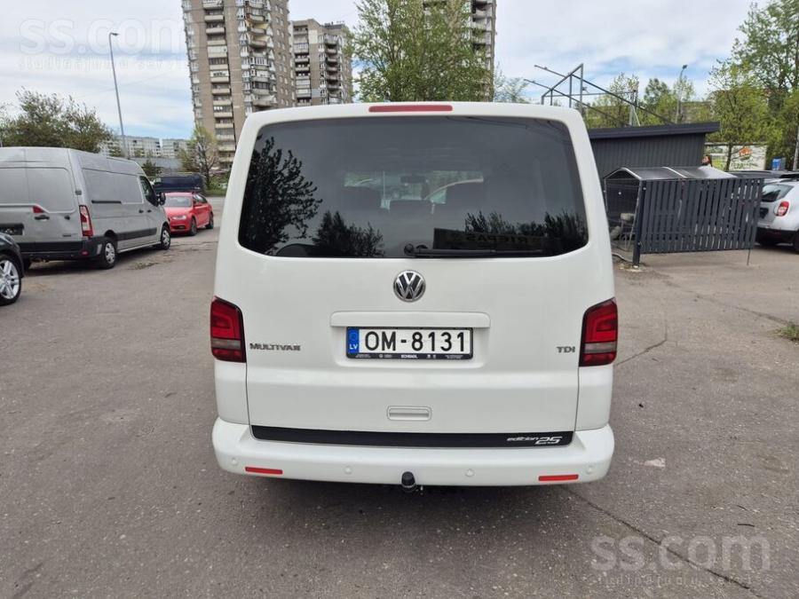 Balts Volkswagen Multivan 2011 Rīga, ar dzinēja tilpumu 2.00 L un nobraukumu 237 tūkst. km par 13990 €, foto 8 vietnē AUTOMOTO.COM.LV