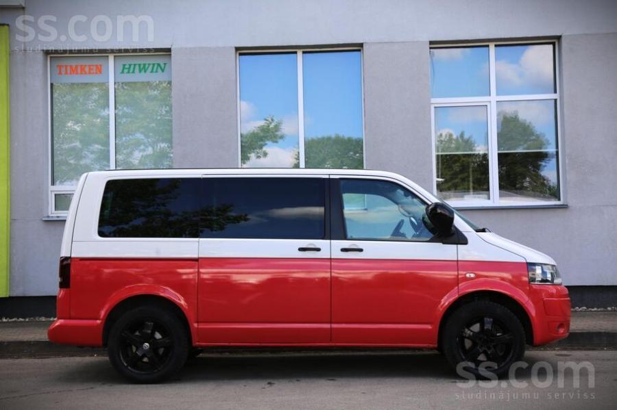 White Volkswagen Multivan 2011 in Riga, with an engine capacity of 2.00 L and mileage of 286 thousand km for 10995 €, photo 4 on AUTOMOTO.COM.LV