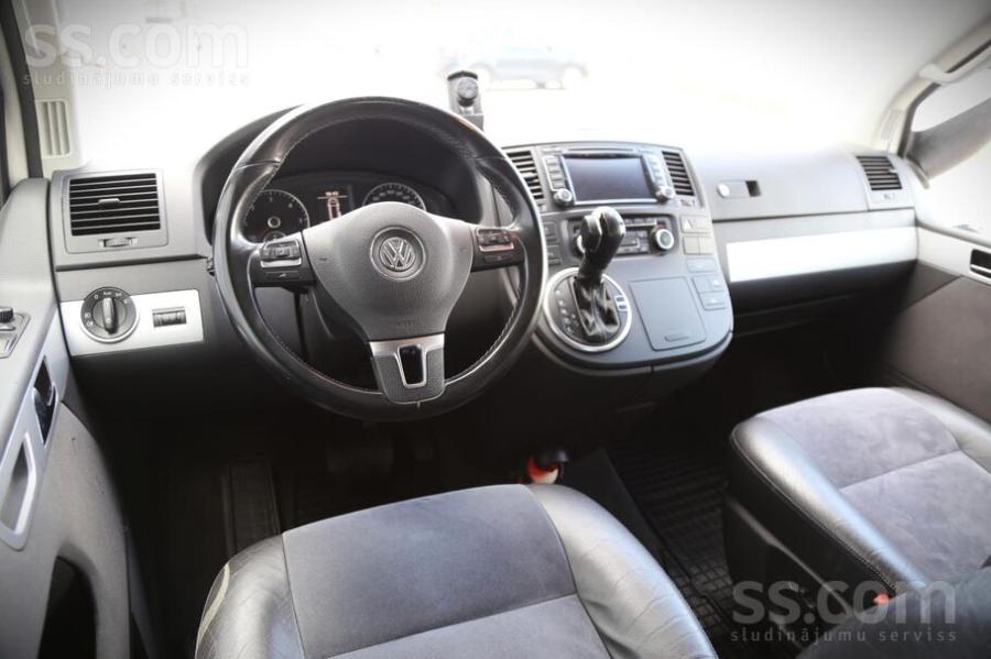 White Volkswagen Multivan 2011 in Riga, with an engine capacity of 2.00 L and mileage of 286 thousand km for 10995 €, photo 9 on AUTOMOTO.COM.LV