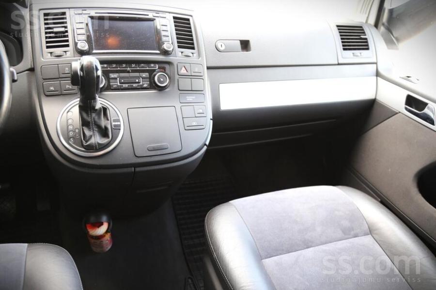 White Volkswagen Multivan 2011 in Riga, with an engine capacity of 2.00 L and mileage of 286 thousand km for 10995 €, photo 10 on AUTOMOTO.COM.LV