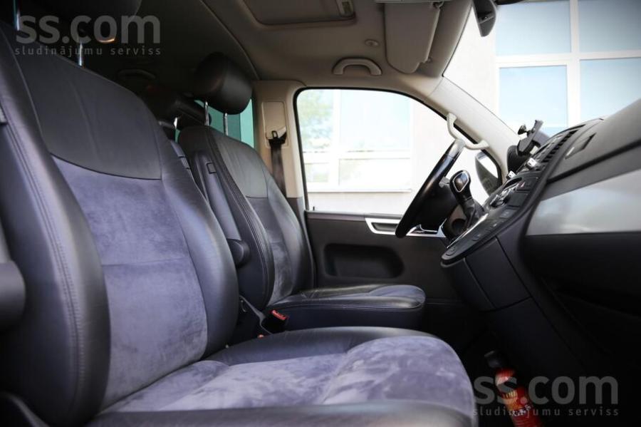 White Volkswagen Multivan 2011 in Riga, with an engine capacity of 2.00 L and mileage of 286 thousand km for 10995 €, photo 14 on AUTOMOTO.COM.LV