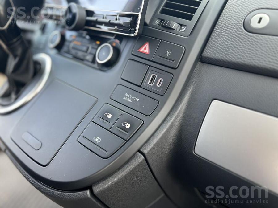 White Volkswagen Multivan 2011 in Liepaja, with an engine capacity of 2.00 L and mileage of 265 thousand km for 18250 €, photo 21 on AUTOMOTO.COM.LV