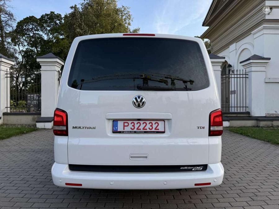 White Volkswagen Multivan 2012 in Vilnius, with an engine capacity of 1.97 L and mileage of 142 thousand km for 18200 €, photo 12 on AUTOMOTO.COM.LV
