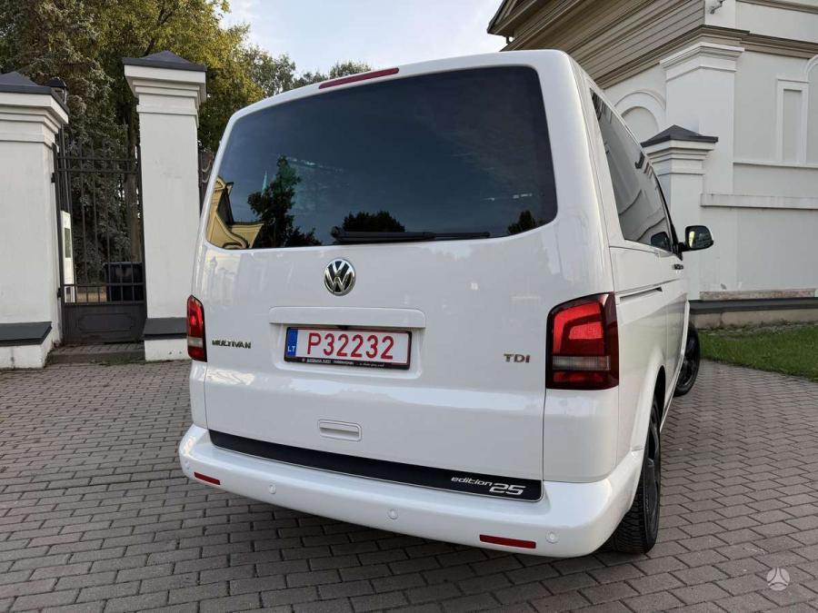 White Volkswagen Multivan 2012 in Vilnius, with an engine capacity of 1.97 L and mileage of 142 thousand km for 18200 €, photo 27 on AUTOMOTO.COM.LV