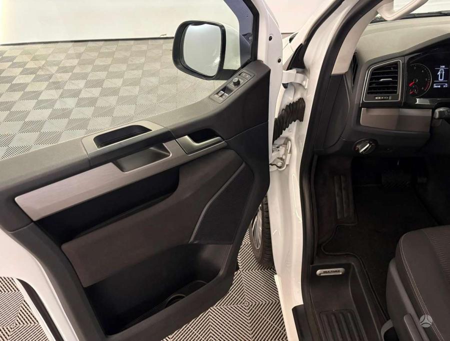 Balts Volkswagen Multivan 2016 Marijampole, ar dzinēja tilpumu 1.97 L un nobraukumu 290 tūkst. km par 20950 €, foto 28 vietnē AUTOMOTO.COM.LV