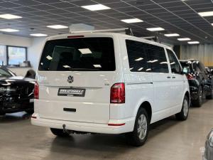 White Volkswagen Multivan 2017 in Klaipeda, with an engine capacity of 2.00 L and mileage of 297 thousand km for 19900 €, photo 3 on AUTOMOTO.COM.LV