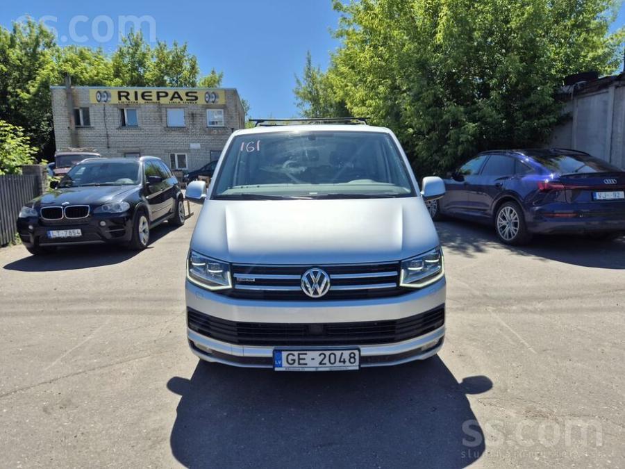 White Volkswagen Multivan 2017 in Riga, with an engine capacity of 2.00 L and mileage of 166 thousand km for 21990 €, photo 4 on AUTOMOTO.COM.LV