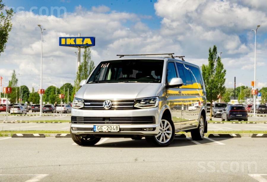 White Volkswagen Multivan 2017 in Riga, with an engine capacity of 2.00 L and mileage of 166 thousand km for 21990 €, photo 5 on AUTOMOTO.COM.LV