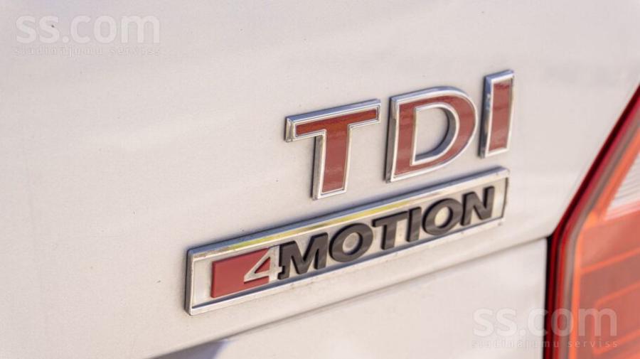 White Volkswagen Multivan 2017 in Riga, with an engine capacity of 2.00 L and mileage of 166 thousand km for 21990 €, photo 34 on AUTOMOTO.COM.LV