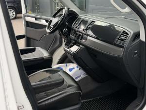 White Volkswagen Multivan 2018 in Jonava, with an engine capacity of 1.97 L and mileage of 290 thousand km for 25990 €, photo 18 on AUTOMOTO.COM.LV