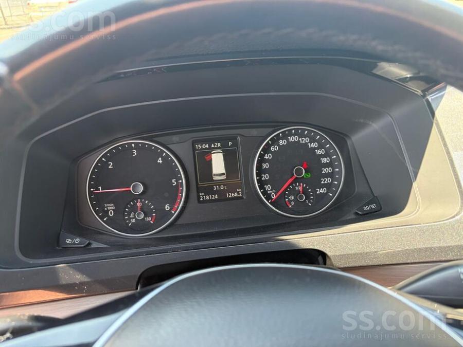 White Volkswagen Multivan 2018 in Riga, with an engine capacity of 2.00 L and mileage of 218 thousand km for 26950 €, photo 9 on AUTOMOTO.COM.LV