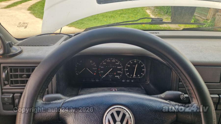 Balts Volkswagen Multivan 1994 Tallina, ar dzinēja tilpumu 2.40 L un nobraukumu 415 tūkst. km par 12800 €, foto 12 vietnē AUTOMOTO.COM.LV