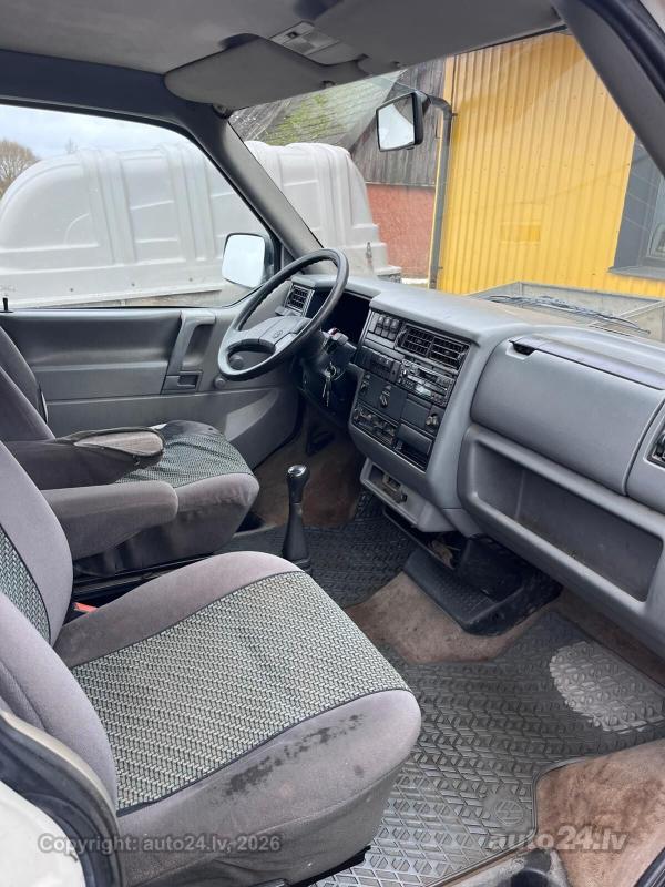 Balts Volkswagen Multivan 1995 Tallina, ar dzinēja tilpumu 2.40 L un nobraukumu 314 tūkst. km par 3000 €, foto 9 vietnē AUTOMOTO.COM.LV