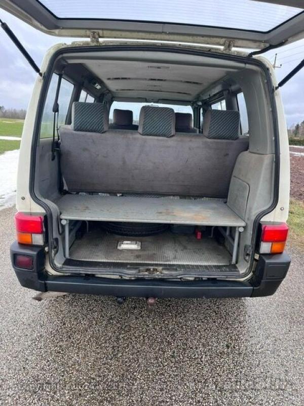 Balts Volkswagen Multivan 1995 Tallina, ar dzinēja tilpumu 2.40 L un nobraukumu 314 tūkst. km par 3000 €, foto 10 vietnē AUTOMOTO.COM.LV